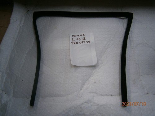 HOLDEN VN VP V VS COMMODORE LEFT HAND REAR DROP WINDOW GLASS RUBBER ...