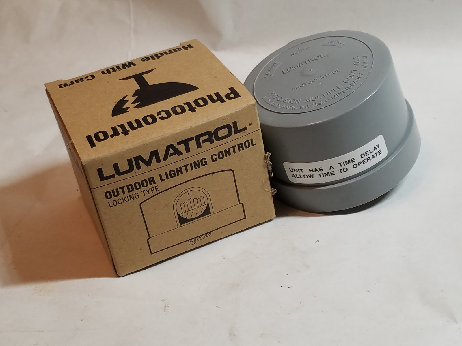 Vintage LUMATROL PHOTOELECTRIC CONTROL Locking Photocontroller 120 VAC ...