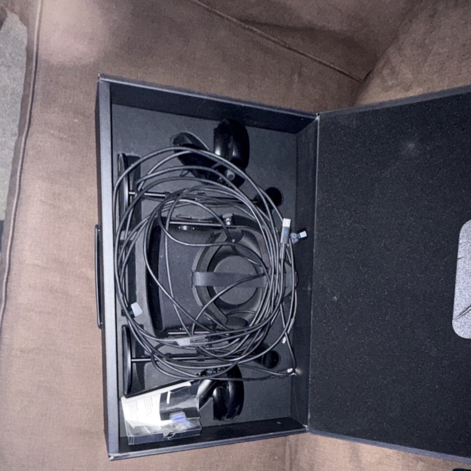 Oculus Rift Black PC & Console VR Headset with Controllers and Sensors ...