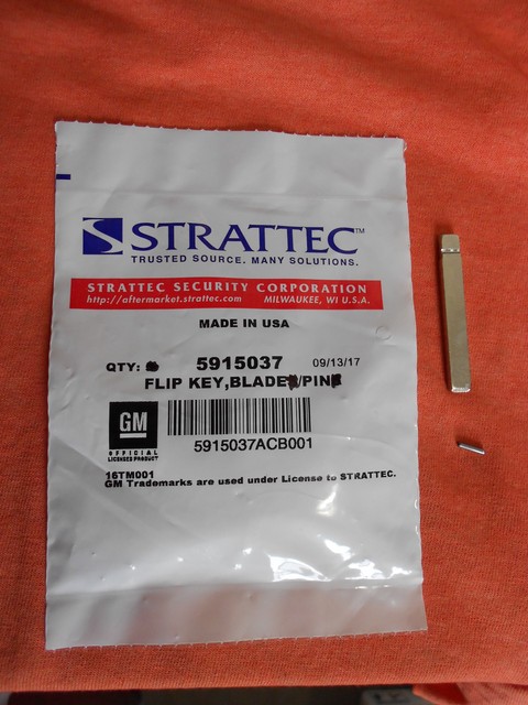 2 X GM STRATTEC OEM Switchblade Key Uncut Blank Blade With Roll Pin ...