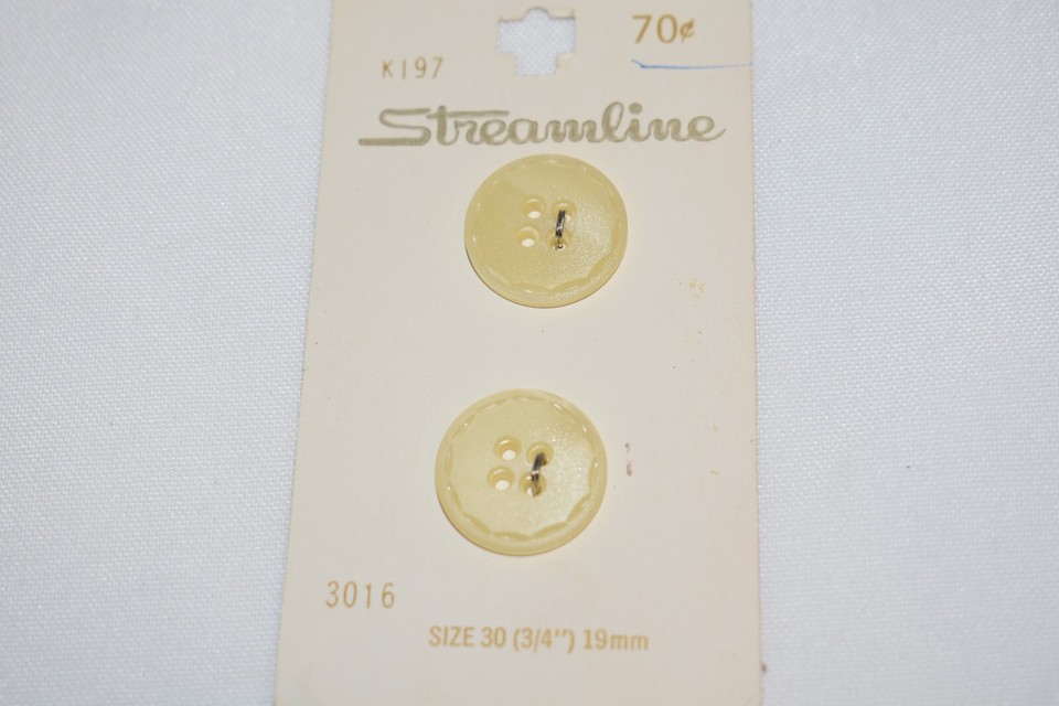 Streamline 4-Hole Round Buttons on Card Size 30 3016 K197 19mm 3/4 inch ...