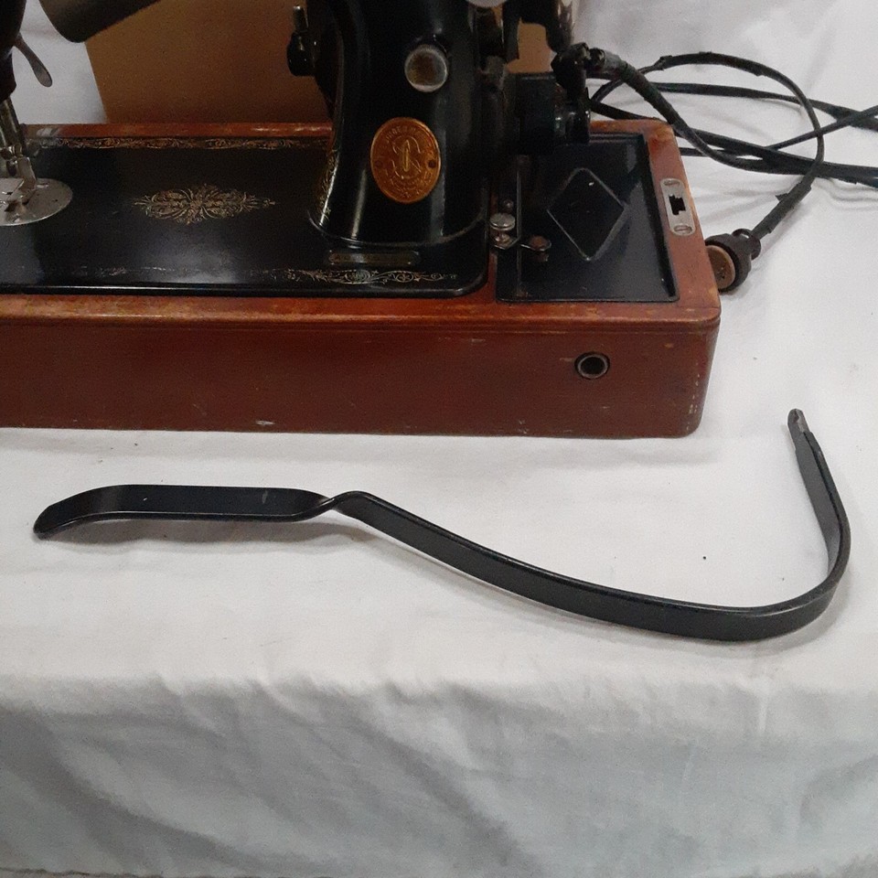 Antique 1933 Singer Sewing Machine With Knee Lever Hem Feet Crank Wood ...