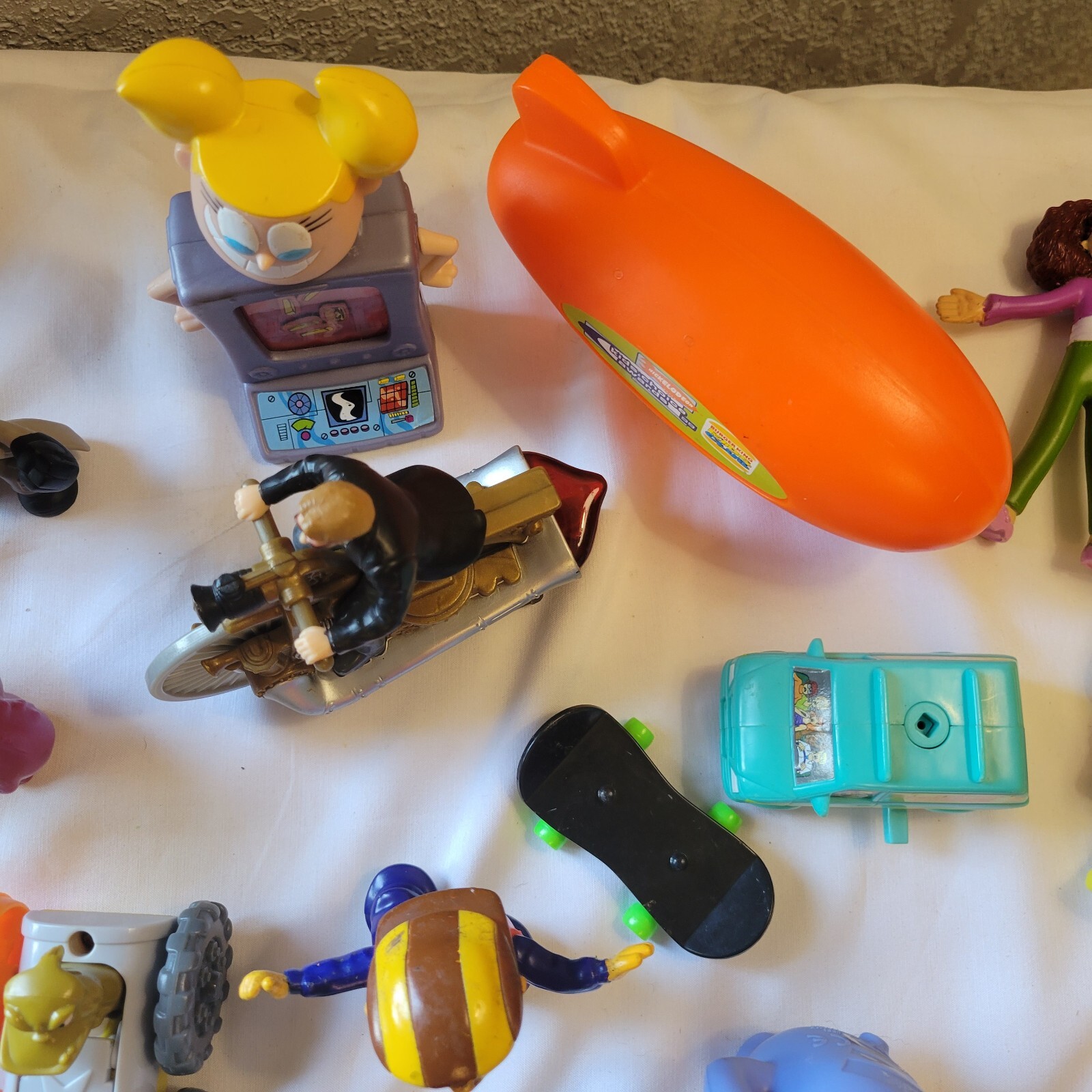 Lot Of 25 Vintage Fast Food Toys/Other Figurines Burger King McDonalds ...