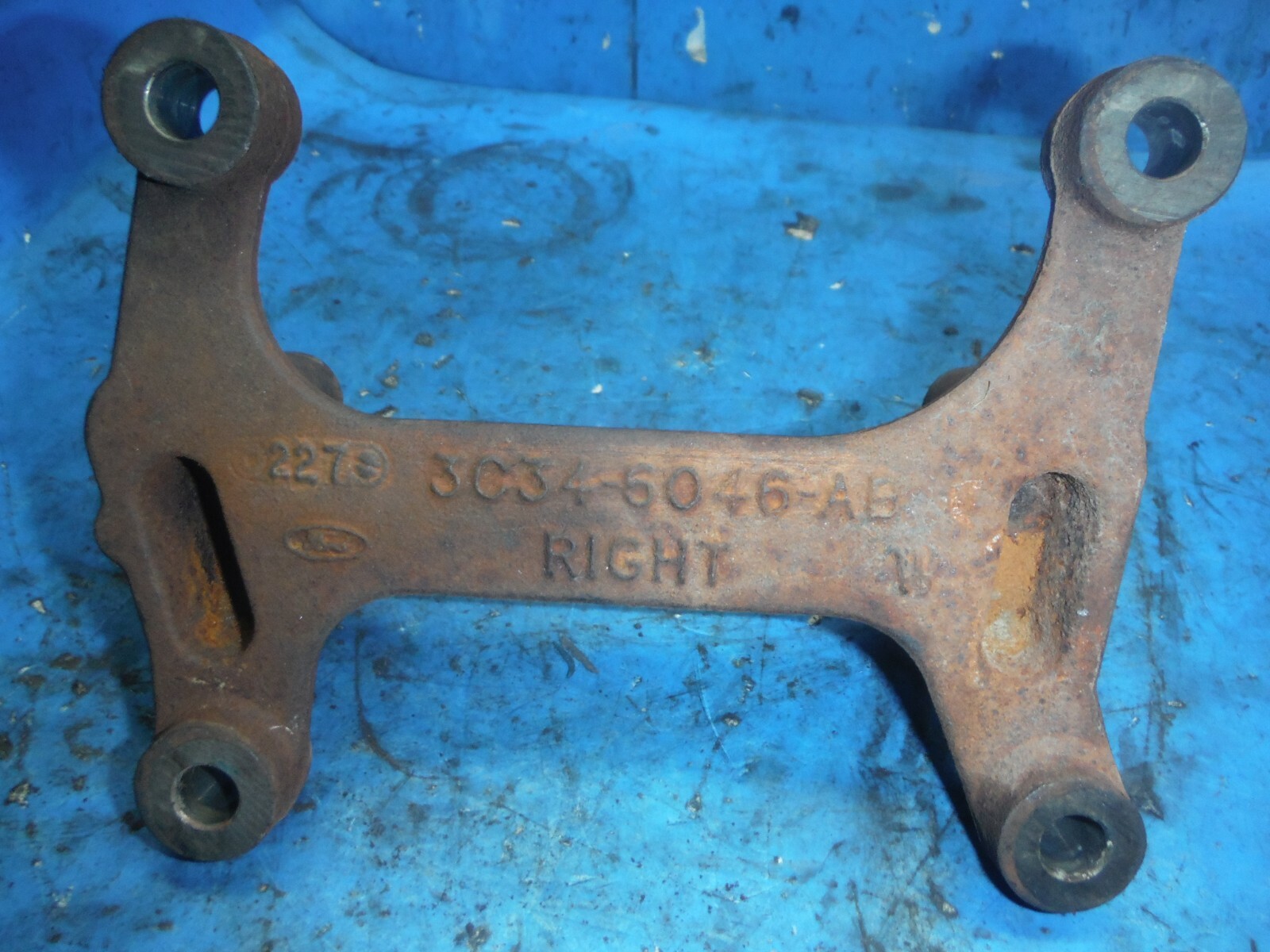 6.0 Ford powerstroke Diesel engine mount bracket RH side 3C34-6046-AB ...