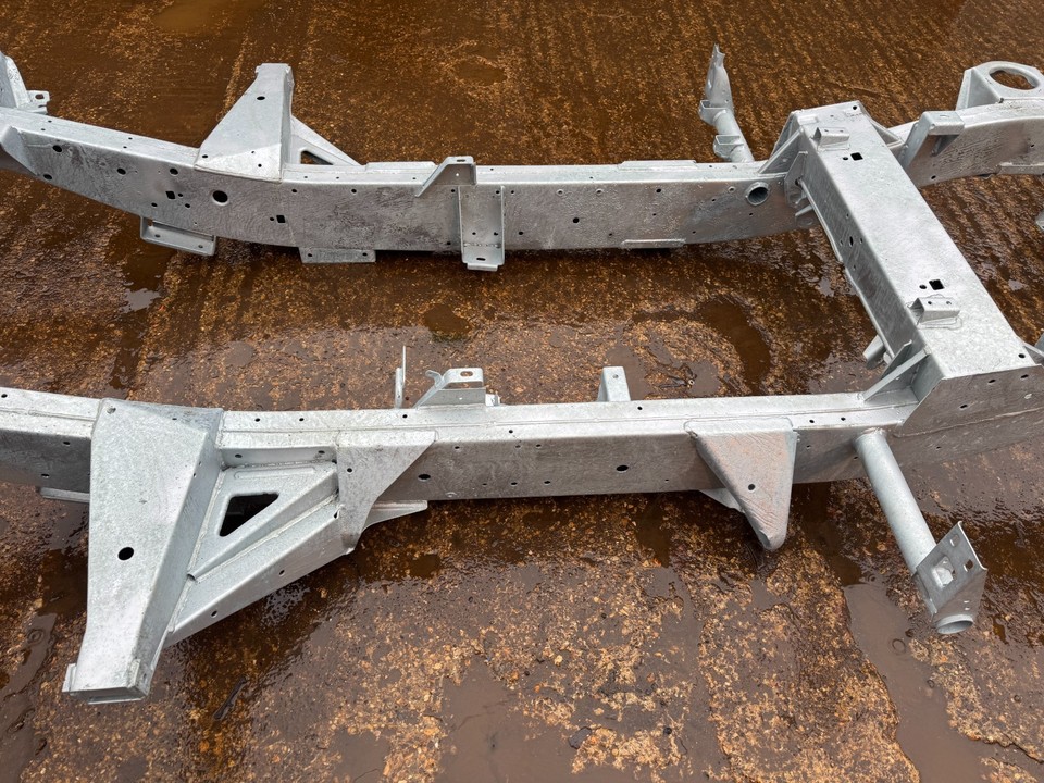 Land Rover Defender Td5 PUMA 90 Genuine LR galvanised chassis - READ ...