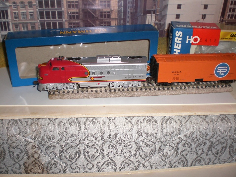 HO scale Santa Fe F7 with Gold line Freight car | eBay