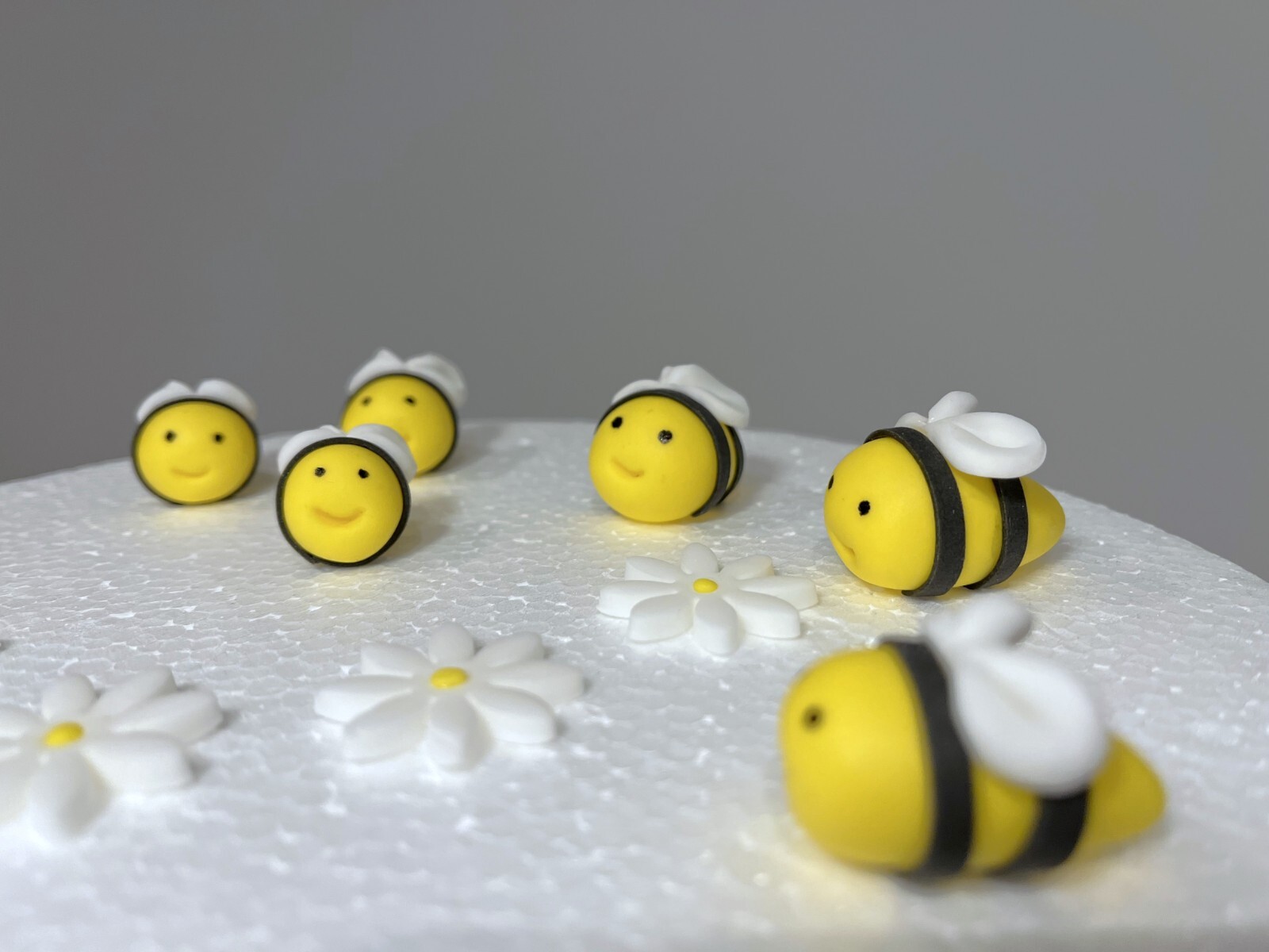 Bumble Bees cake, Bees cupcake topper set, Edible fondant daisies cake ...