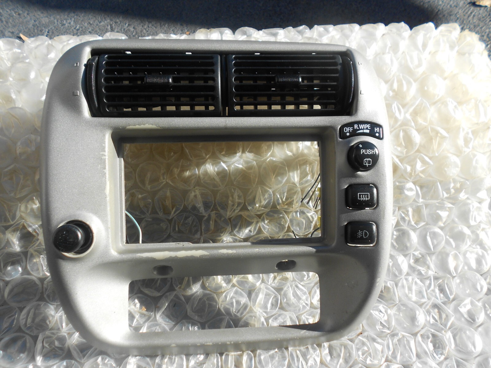 95-06 FORD RANGER FRONT CENTER DASH RADIO BEZEL HEATER CONTROL VENTS ...