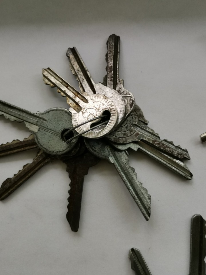 LOT OF 175 VINTAGE SOVIET USSR OLD LOCK KEYS, MIX 50s-80s, 1730 grams ...