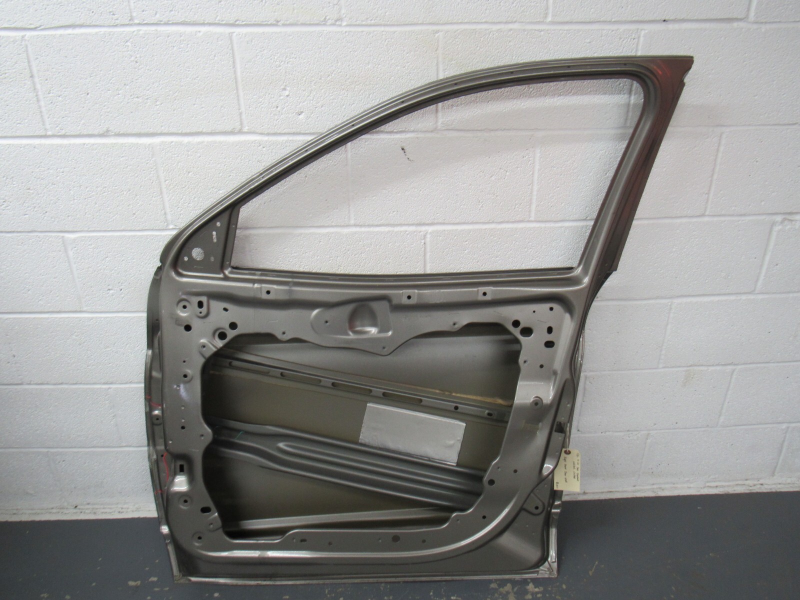 2014-2020 Jeep Cherokee Latitud Limited Right Front Door Shell | OE