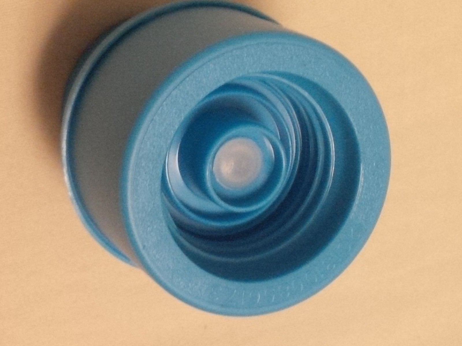 Silicone 2 liter soda bottle FIZZ KEEPER PUMP CAP assorted colors