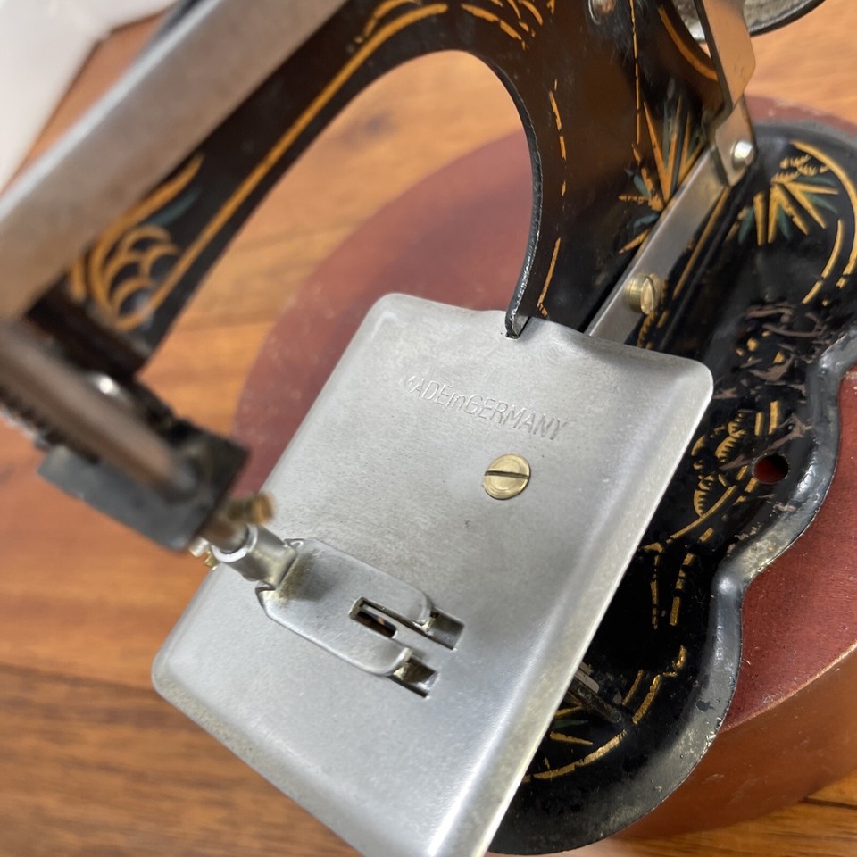 Early 1900's Muller Flat Base Toy Child's Sewing Machine MCM Decals ...