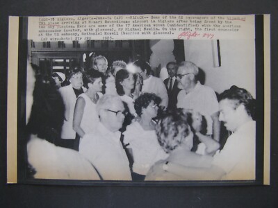 AP Wire Press Photo 1985 TWA Flight 847 Hijacking 22 Hostages Released ...