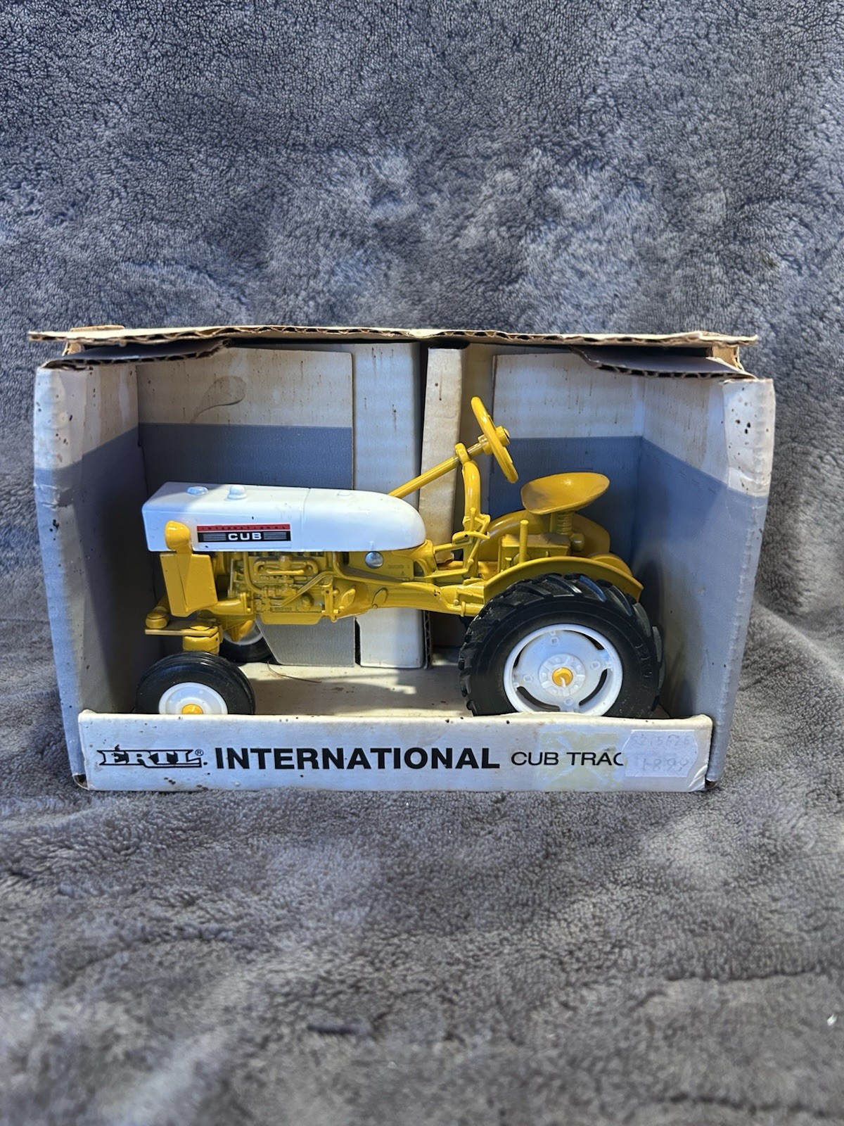 ERTL International Cub 1964-1976 Diecast Tractor 1:16 Scale New In Box ...