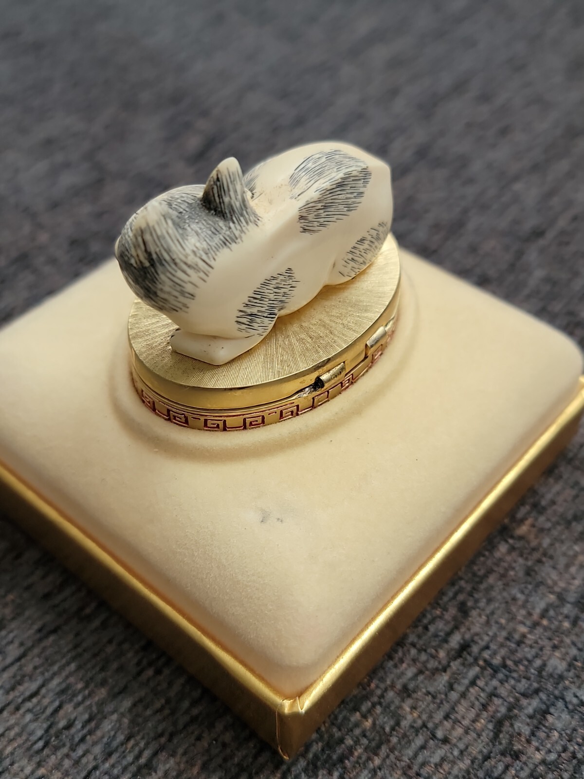 Vintage Estee Lauder Cinnabar cat solid perfume compact Contented Cat ...