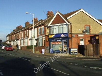 Photo 6x4 Corner shop Luton/TL0921 At the corner of Turners Road South ...