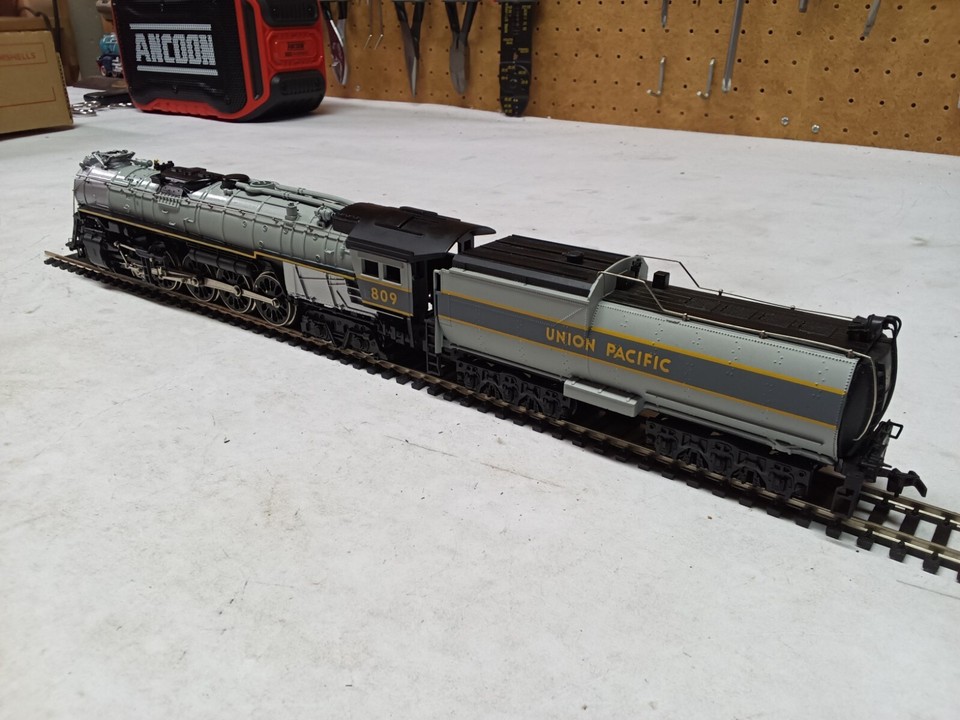 C-7 HO DC Bachmann UP 4-8-4 smoking Northern #809 w/tender tested, runs ...
