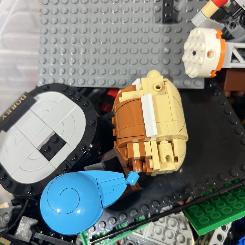 LEGO 9plus Pounds bundle in plastic box 13x15x7 people gears doors big ...