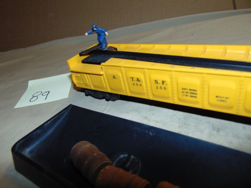 LIONEL O 3562-50 YELLOW SANTA FE OPERATING BARREL CAR WITH BARRELS ...