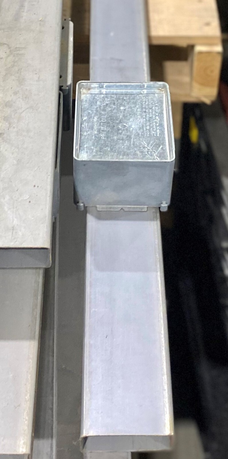 WIREMOLD WALKERDUCT D22430 UNDERFLOOR DUCT #2 DUCT 24" CNTR 3" PRESET ...