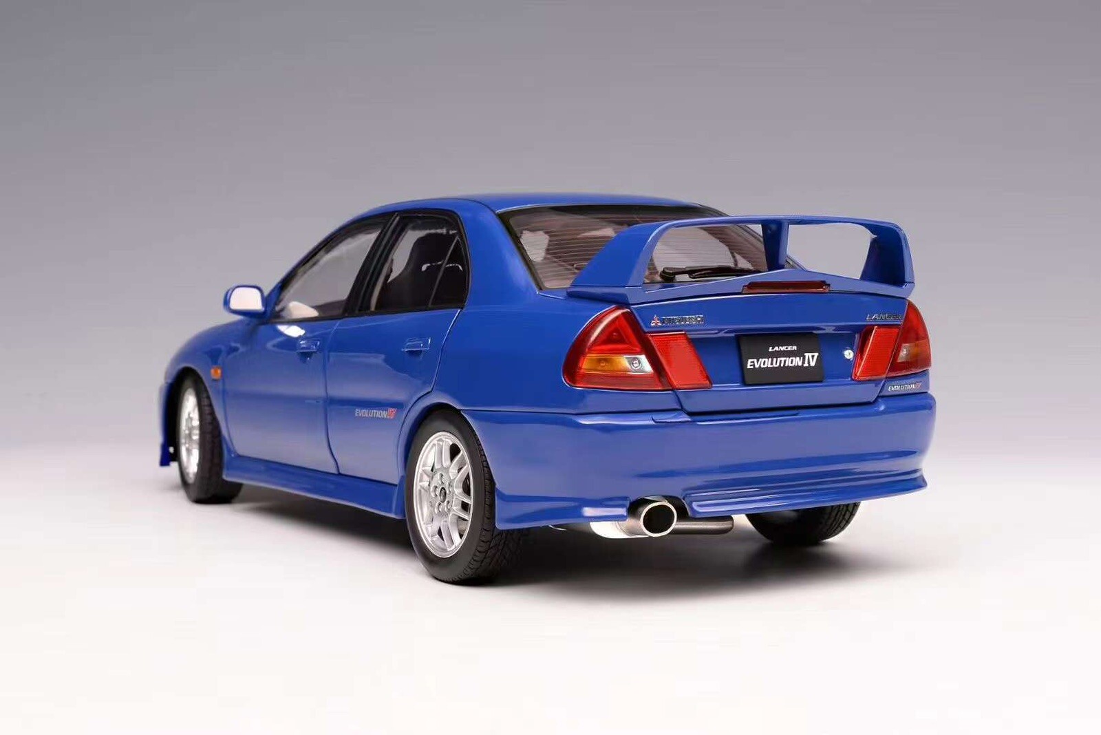 MOTORHELIX 1/18 MITSUBISHI LANCER EVO IV WITH ORIGINAL LICENSE (PRESALE ...