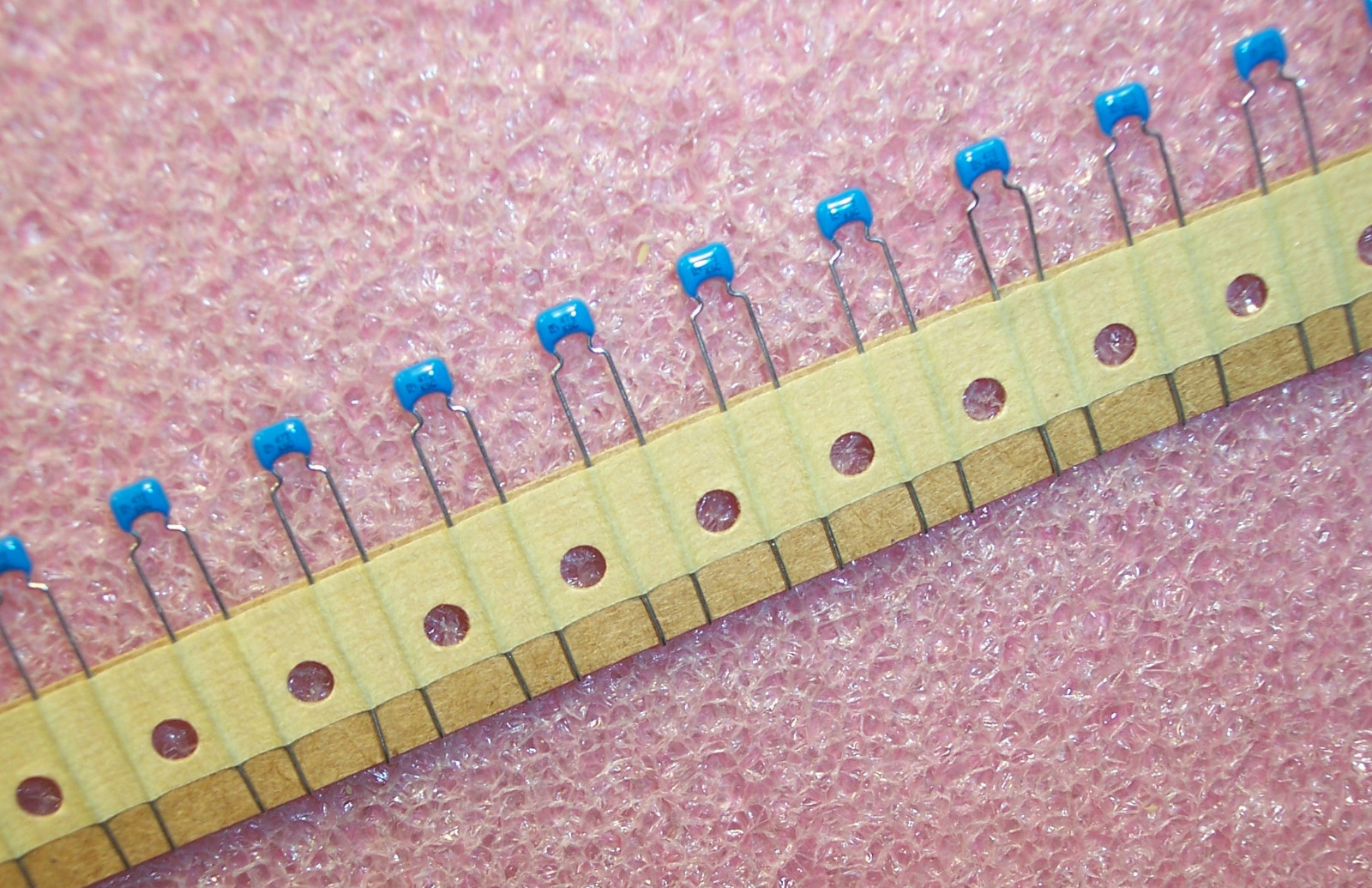 QTY (100) 4700pf 50V 10% X7R .2 ls RADIAL CERAMIC MLCC ...