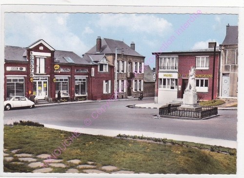 CPSM 80140 OISEMONT Place du Maréchal Leclerc DS blanche P.T.T.monument ...