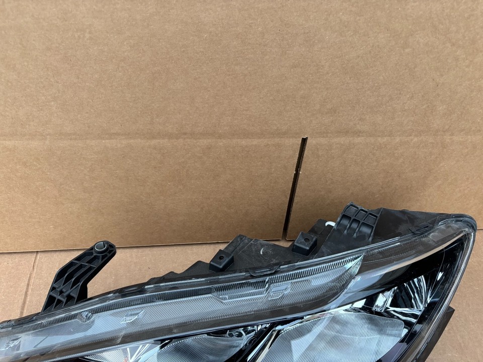 2017-2020 Chrysler Pacifica Left Driver Side Halogen Headlight OEM ...