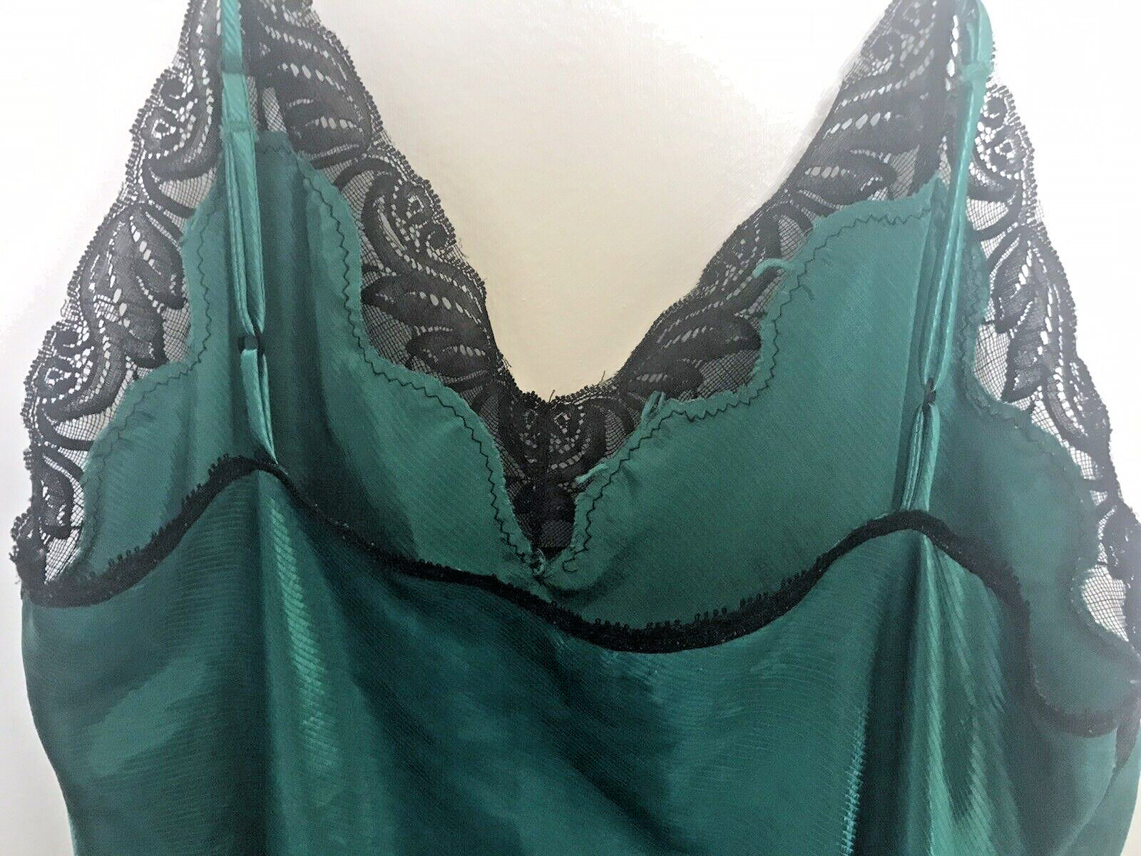 Vintage Lady Cameo Emerald Green Satin Nightgown w/ L… - Gem