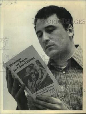 1978 Press Photo Joseph Landers reads religious booklet in New York ...