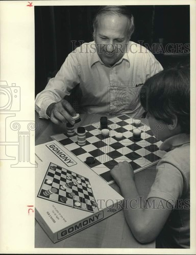 1980 Press Photo Harvey and David Klein play board game Gomony in ...