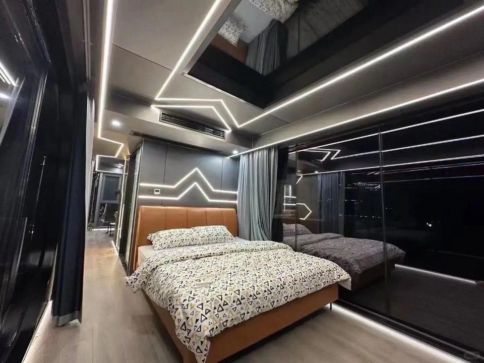 Modern Luxury Galvanized Capsule house With 2 Bedrooms, Balcony ...