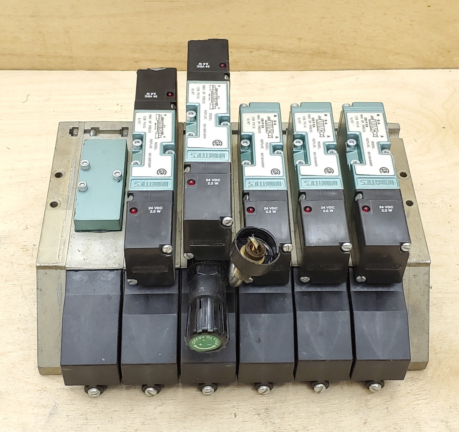 Numatics Bank w/5 Solenoid Valves 061BA400M & 061BB500M 24VDC Coils ...