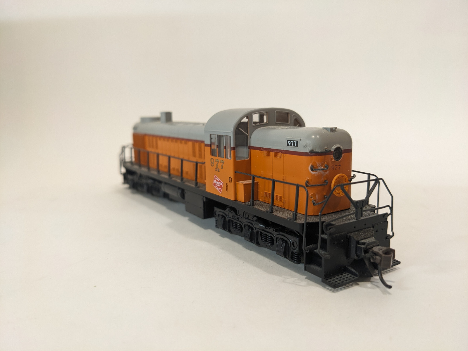 Kato HO Milwaukee Road Alco RSC-2 Diesel Locomotive #977 Tested | eBay