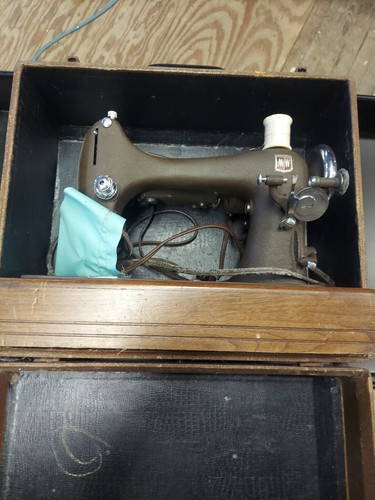 Montgomery Ward 1940's Rotary Sewing Machine Supreme Streamlined Model ...
