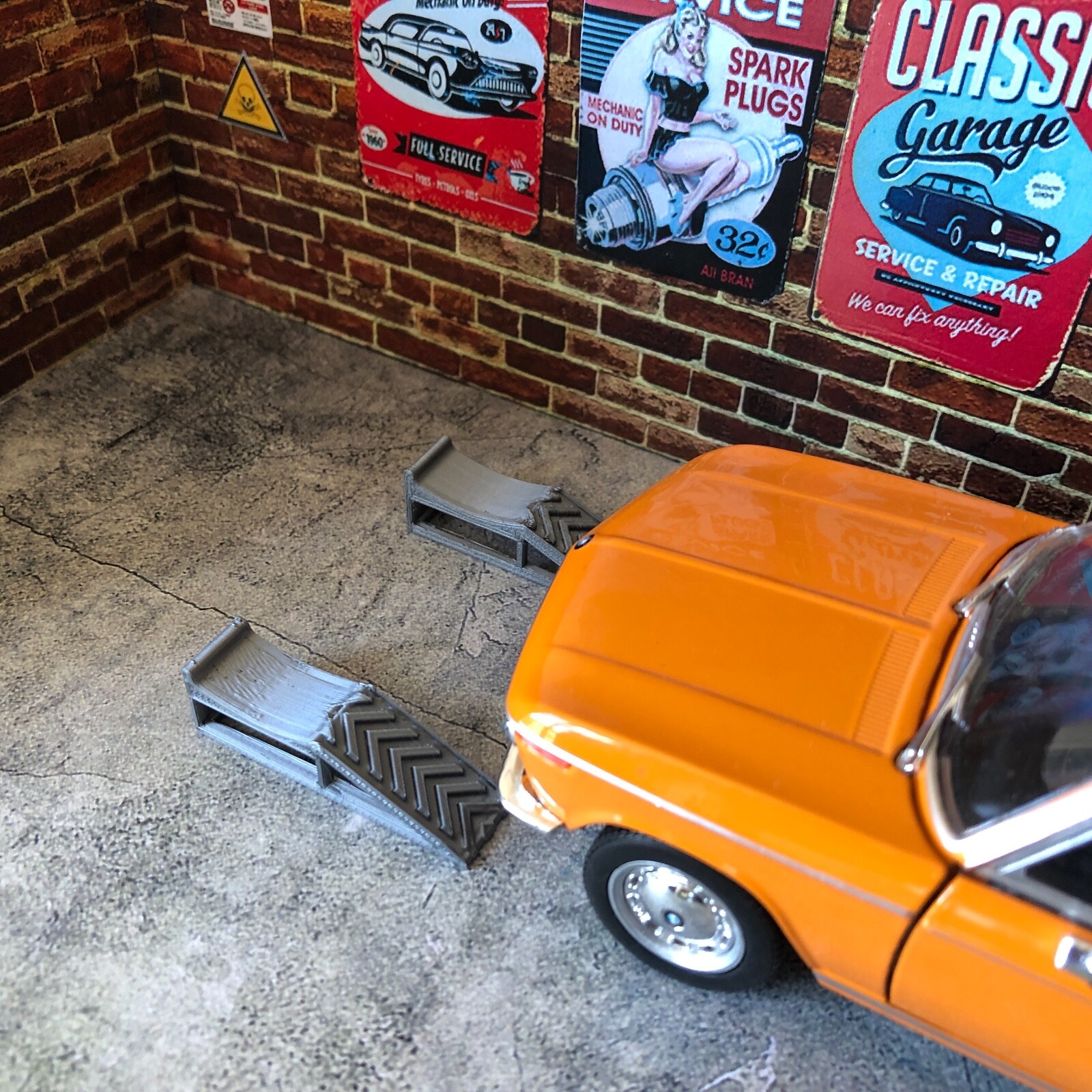 2 x Silver Miniature TOY Ramps / Stands for 1:24 scale Diorama Garage ...