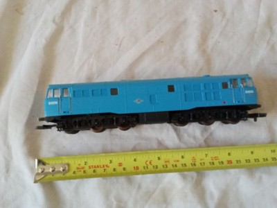 OO GAUGE LOCO CLASS 31 D5578 SOLD AS USED RUNS BOTH WAYS THEN JUST STOP ...