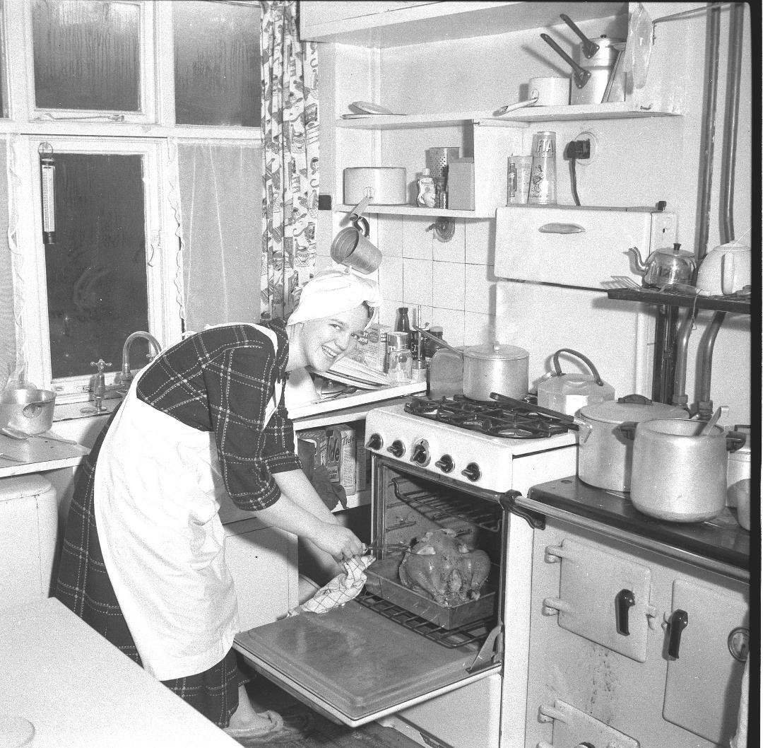 Humbrol 34 (AQ0034) Enamel Matt White Paint 50ml No 2 Size Tin ...