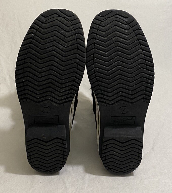 Universal Thread Women's 7 Black Leather/Suede Fur Trimmed Snow Boots ...