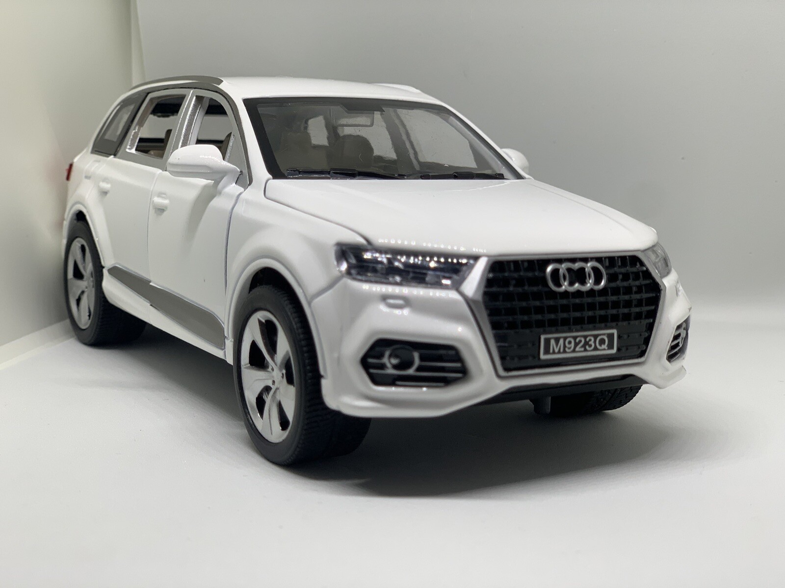1:24 Scale Audi Q7 Sport SUV Alloy Car Model With Pull Back Sound Light ...