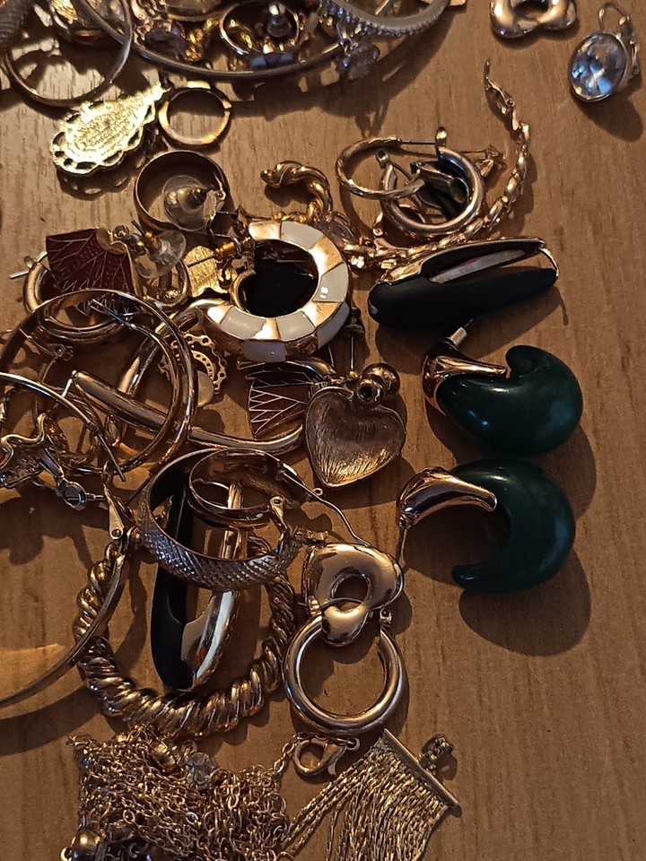 Large Job Lot Vintage GOLD TONE Jewellery, Earrings, Chains, Bracelets ...
