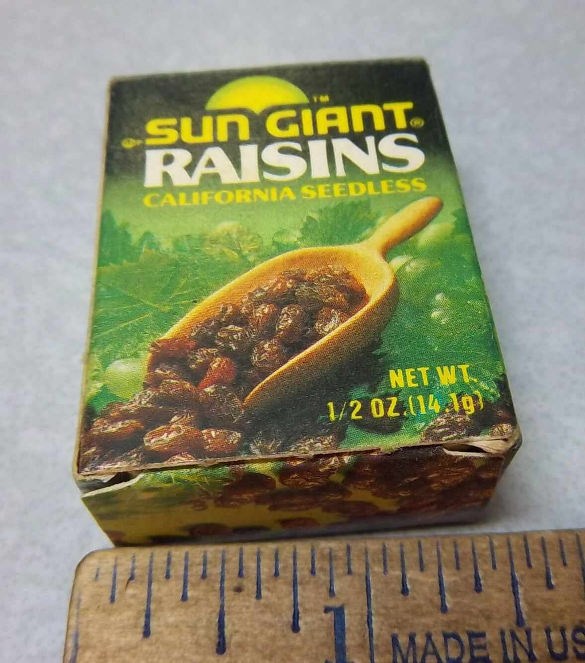 small Sun Giant Raisin 1/2 oz box, (empty) nice Graphics & color ...