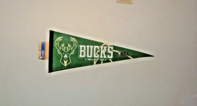 MILWAUKEE BUCKS GREEN DEER LOGO TRI ANGLE 12" X 30" FELT WALL PENNANT ...