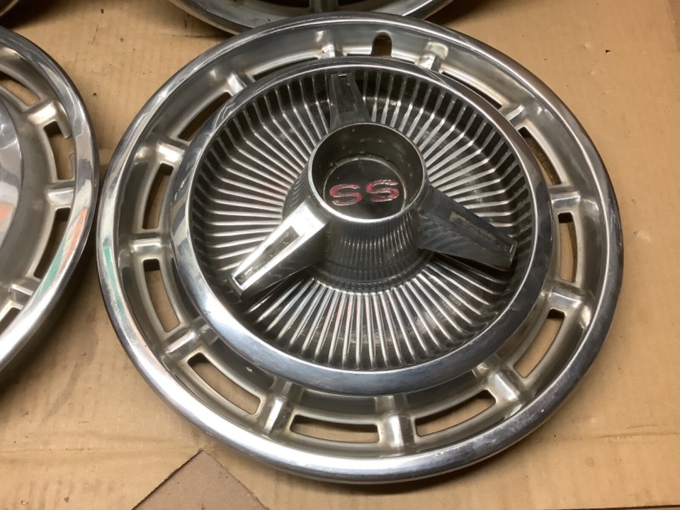 1963-1966 Chevy Impala Chevelle SS Hubcaps 14” SET Spinners USED OEM b ...