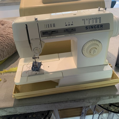 SINGER Sewing Machine - Model 2502C w/ Foot Pedal & Case Tested ...