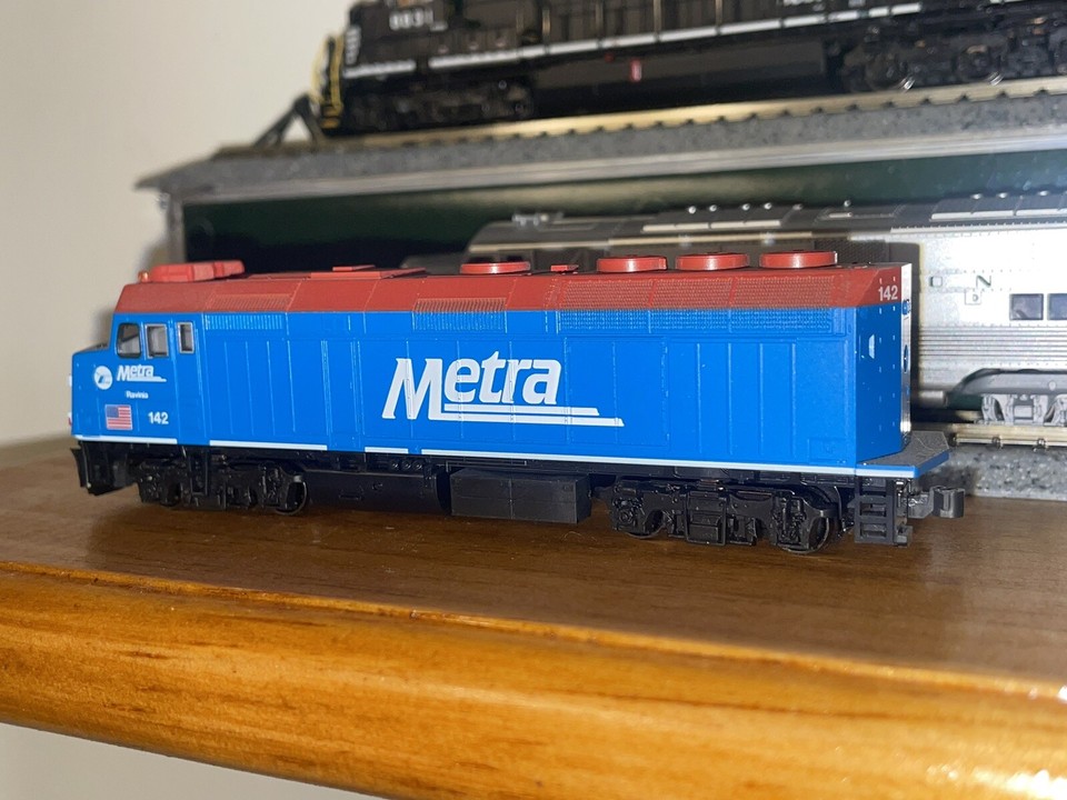 Kato N Scale Metra F40PH with 2 Metra Cars And 2 Cab Cars, DC/DCC Ready ...