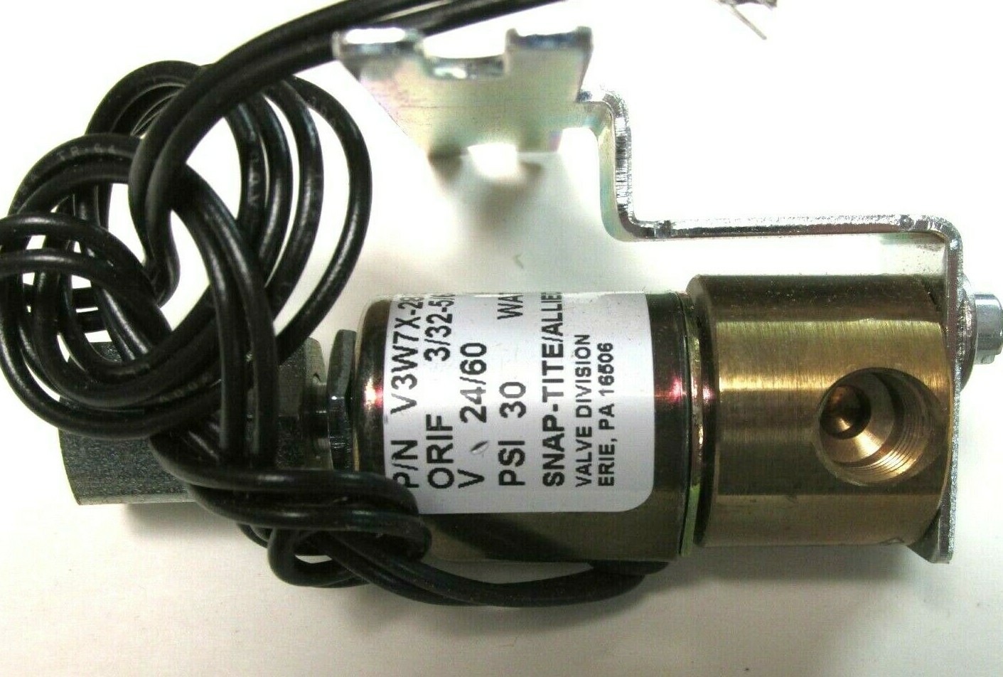 NIB Snap-Tite Solenoid Valve PSI 30, Watts 6.0 PN: V3W7X-28EPG-24 .. WG ...