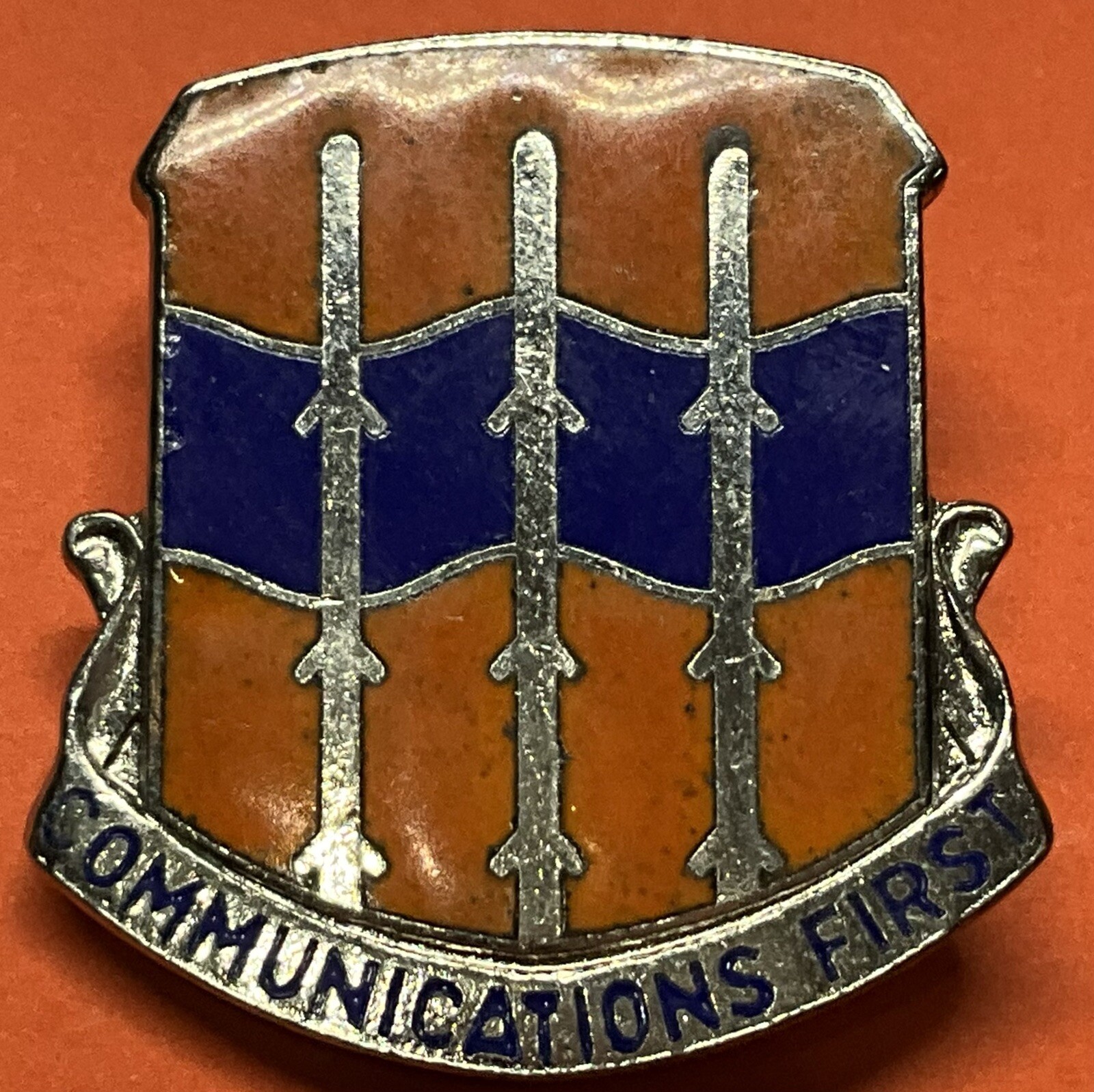 US ARMY 16th SIGNAL BNUNIT CREST LAPEL PIN ‘COMMUNICATIONS FIRST ‘ V-21 ...