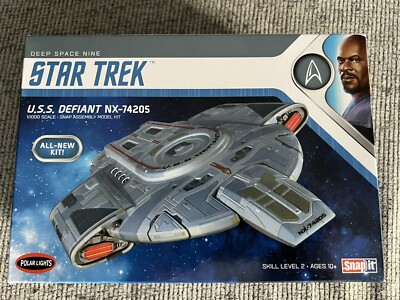 Polar-Lights Star Trek USS Defiant - Science Fiction Plastic Model Kit ...