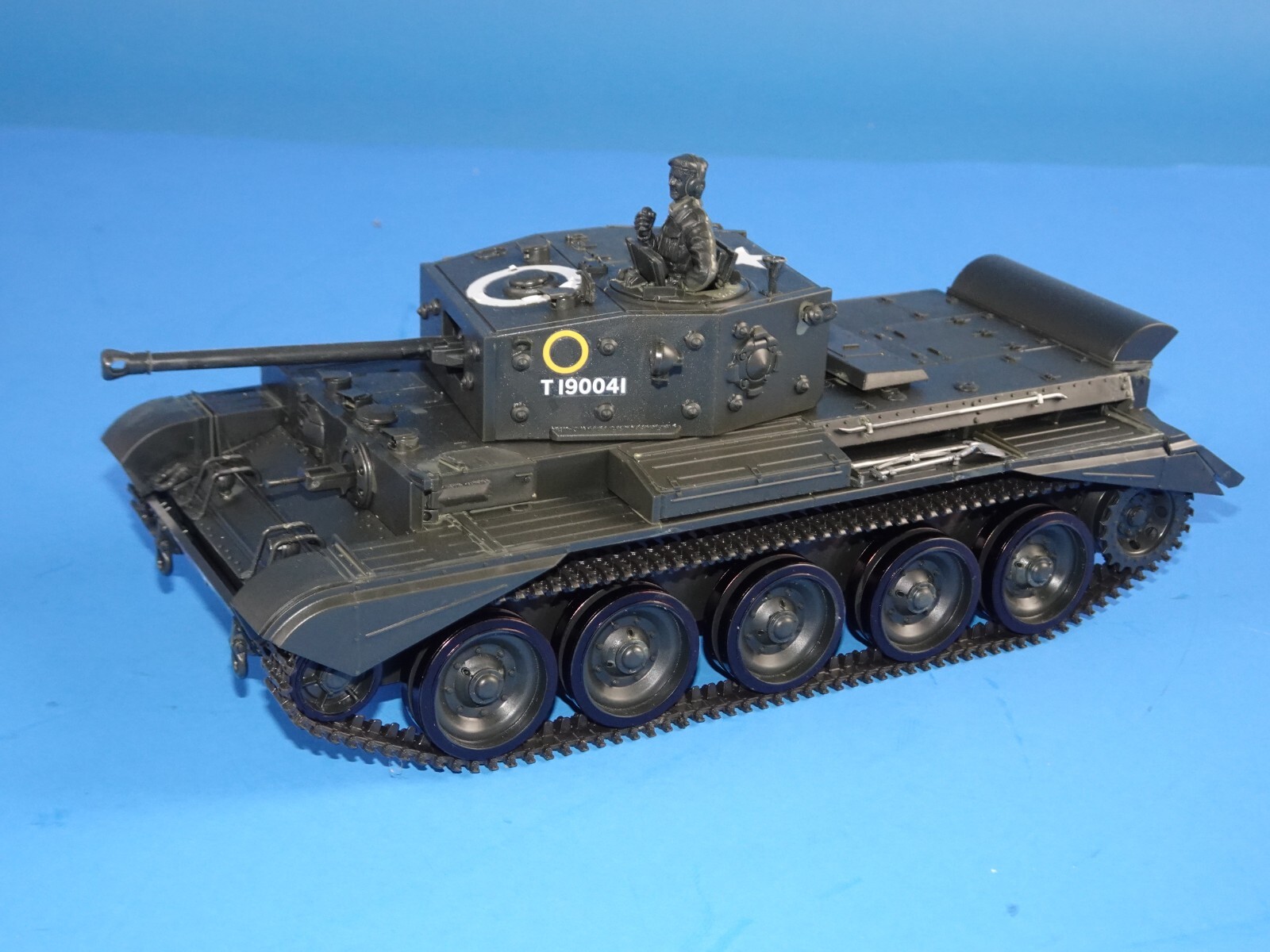 PRO BUILT 1/35 BRITISH CHURCHILL TANK. 4 | eBay